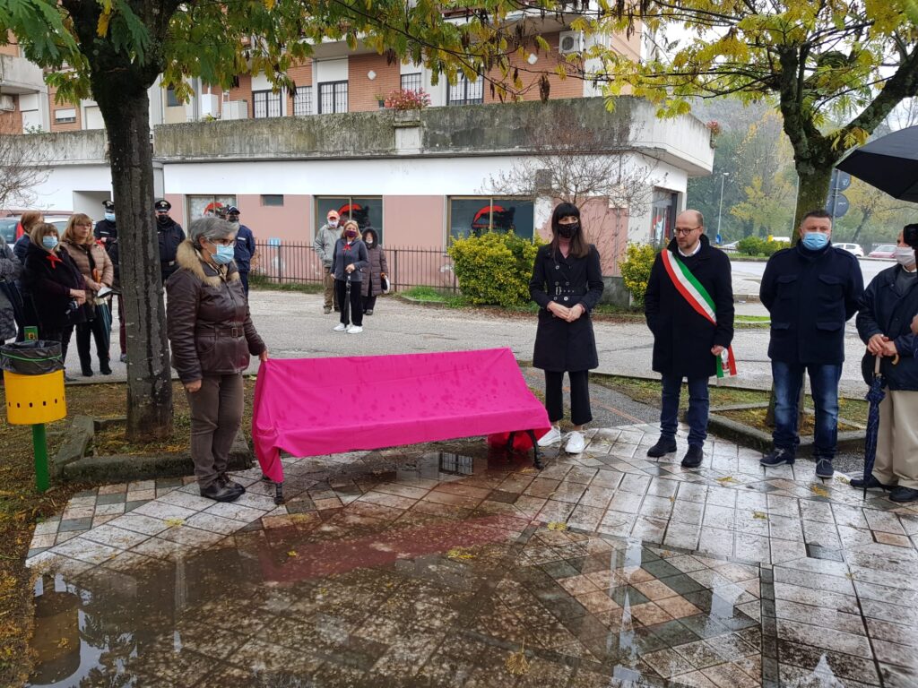 Panchine rosse contro la violenza sulle donne - PD di Fontana Liri