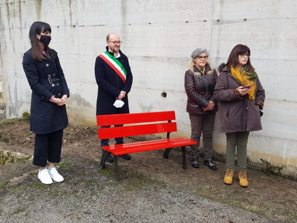 Panchine rosse contro la violenza sulle donne - PD di Fontana Liri